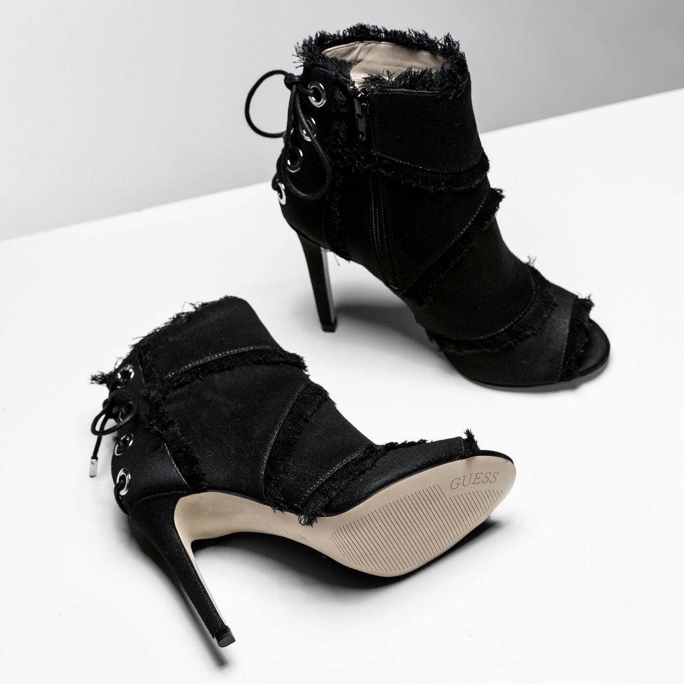 GUESS PASTORA SHOOTIE CZARNY (273231) - Sandały 249,99 PLN - Symbiosis ...